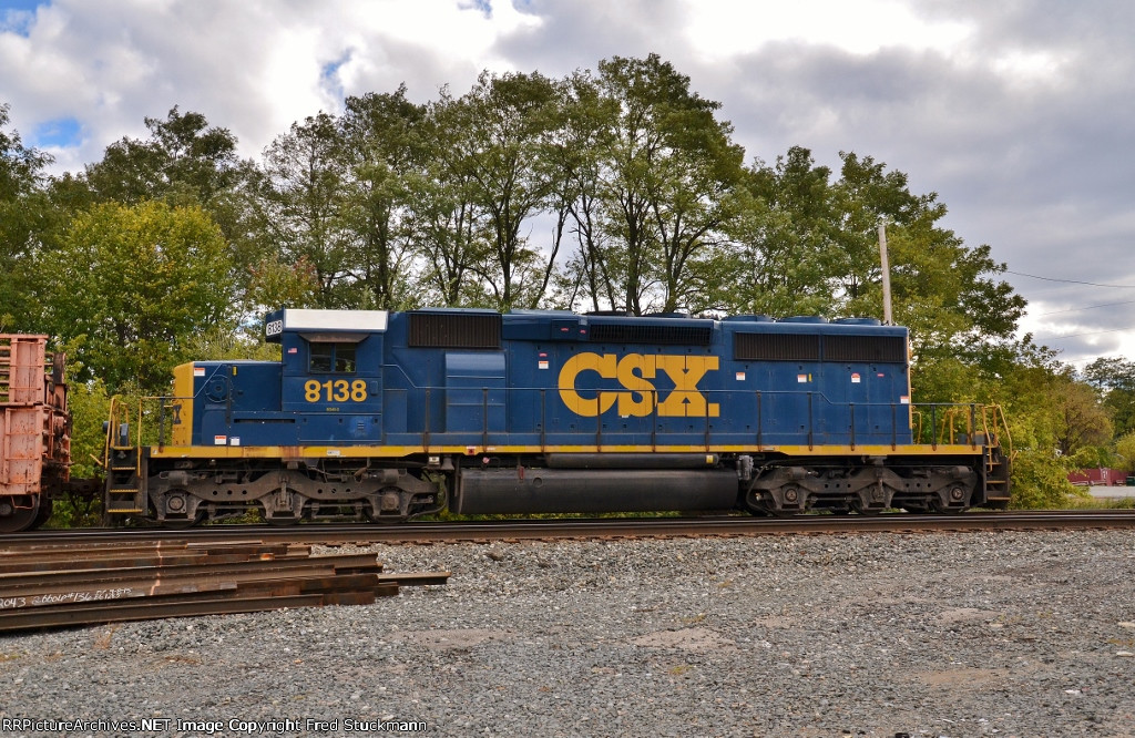 CSX 8138 fronts the tie train.